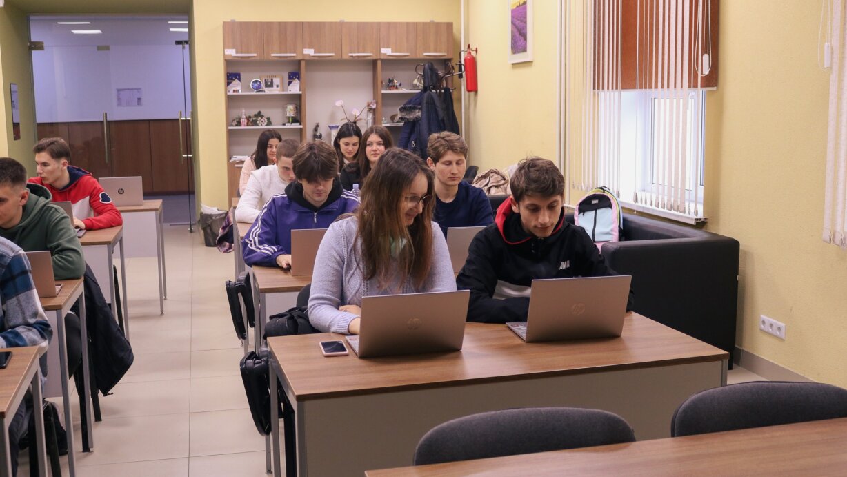 Despre noi – CEITI